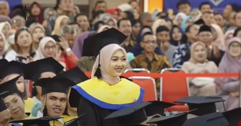 Kodew Ngalam Raih Sarjana Biologi UB Diusia 19 Tahun