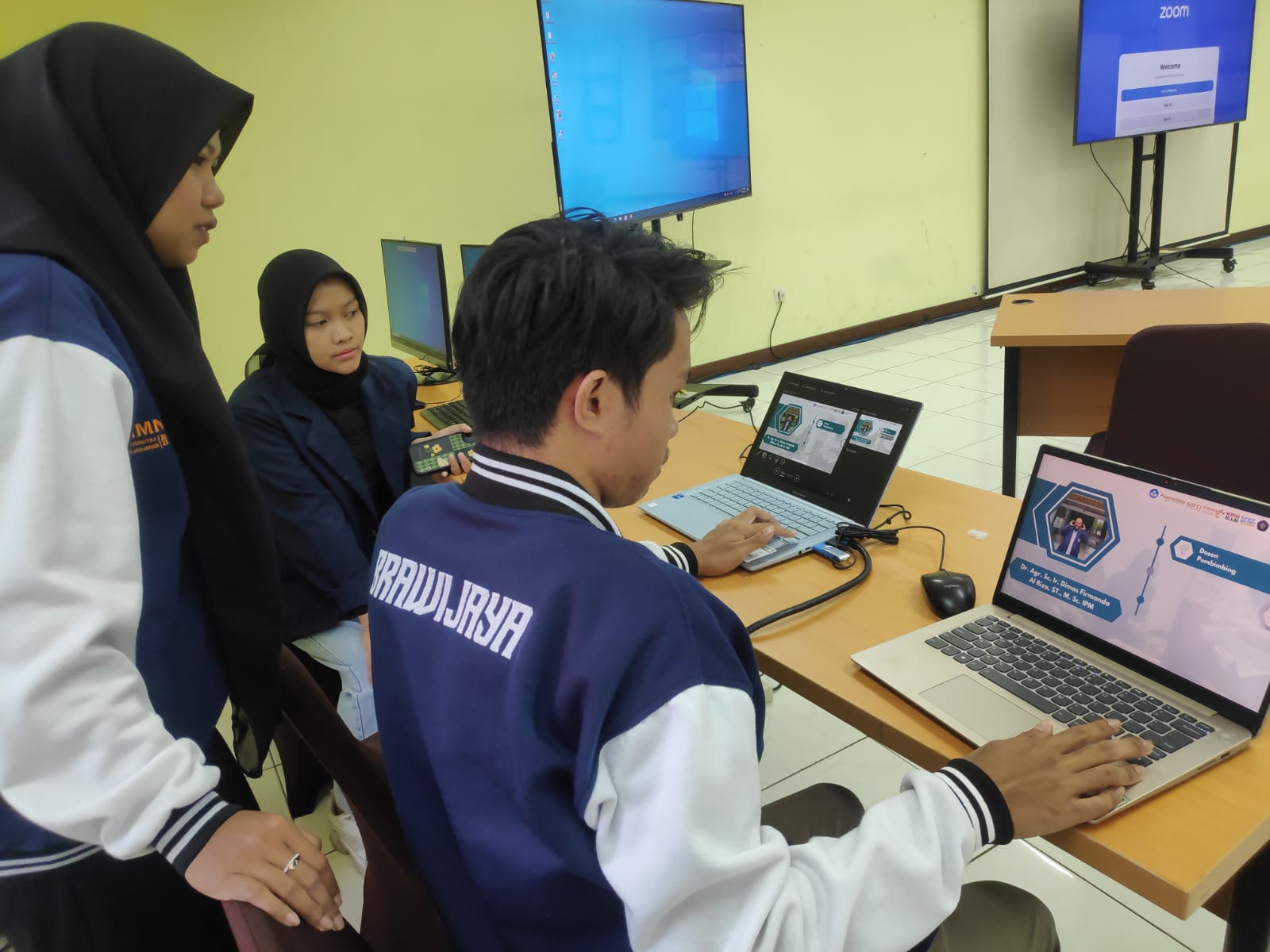 Usai Registrasi, Tim Pimnas UB Pasang Poster PKM PIMNAS - Kanal24